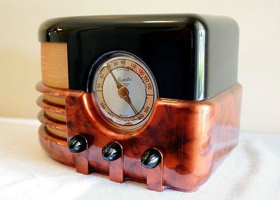 MAJESTIC 651 ART DECO BAKELITE RADIO SWIRLED CATALIN COLORS | Scrolller