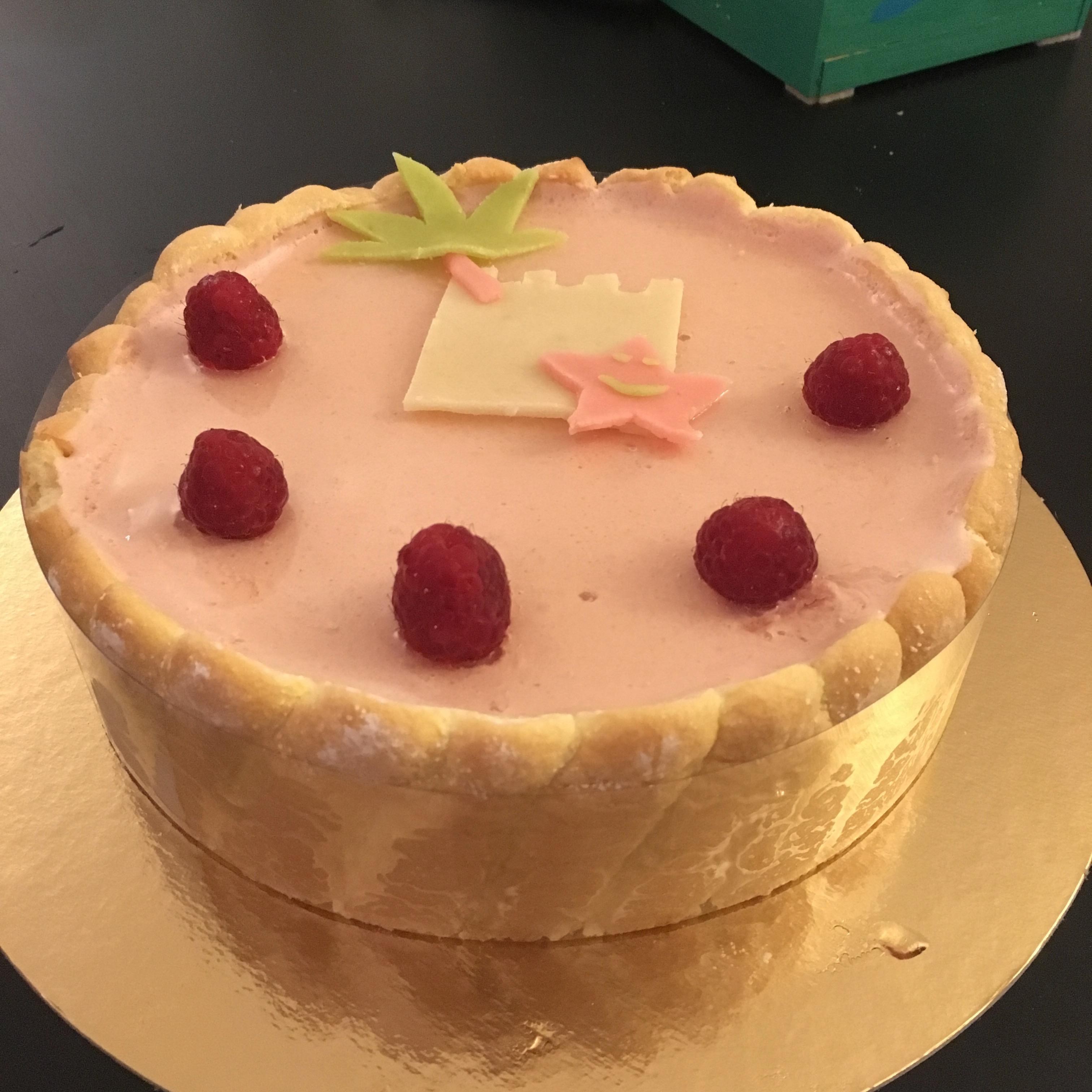 Making a raspberry Charlotte with beach decorations | Scrolller