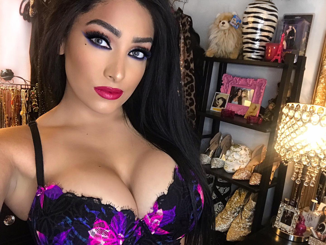 Mandy Leon | Scrolller