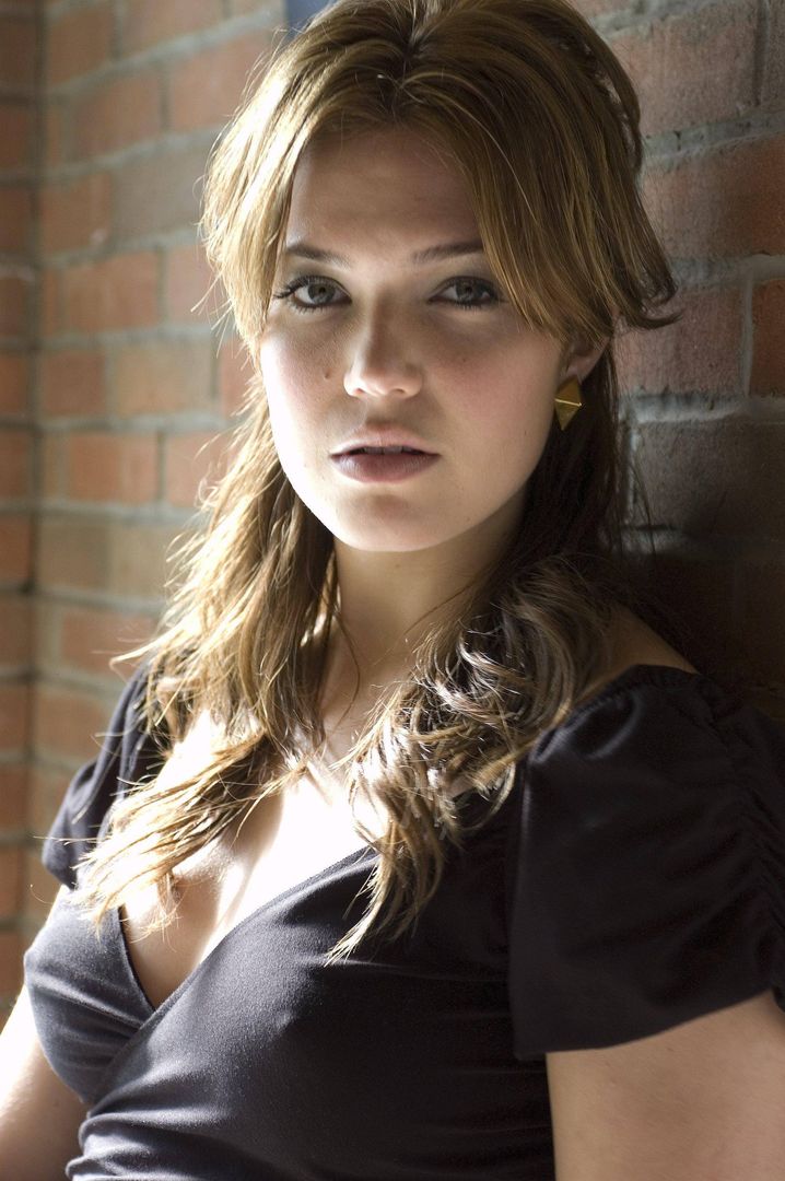 Mandy Moore | Scrolller