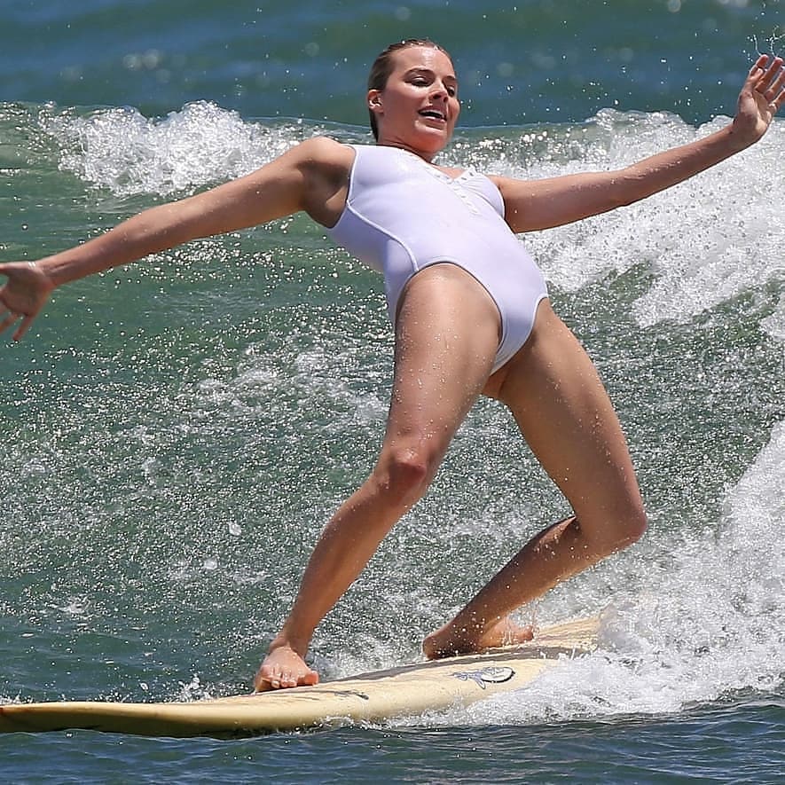 Margot Robbie showing her flexibility. | Scrolller