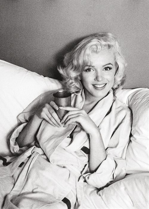 Marilyn Monroe in bed | Scrolller
