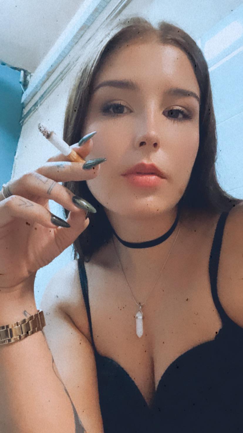 Marlboro Gold Girl forever💨 | Scrolller