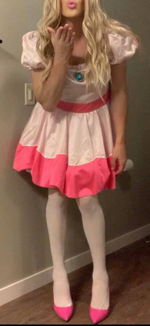 Married closet sissy wants to blow you a kiss. Come degrade me! Kik ...