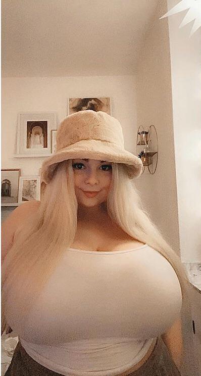 Dwarfs her head | Scrolller