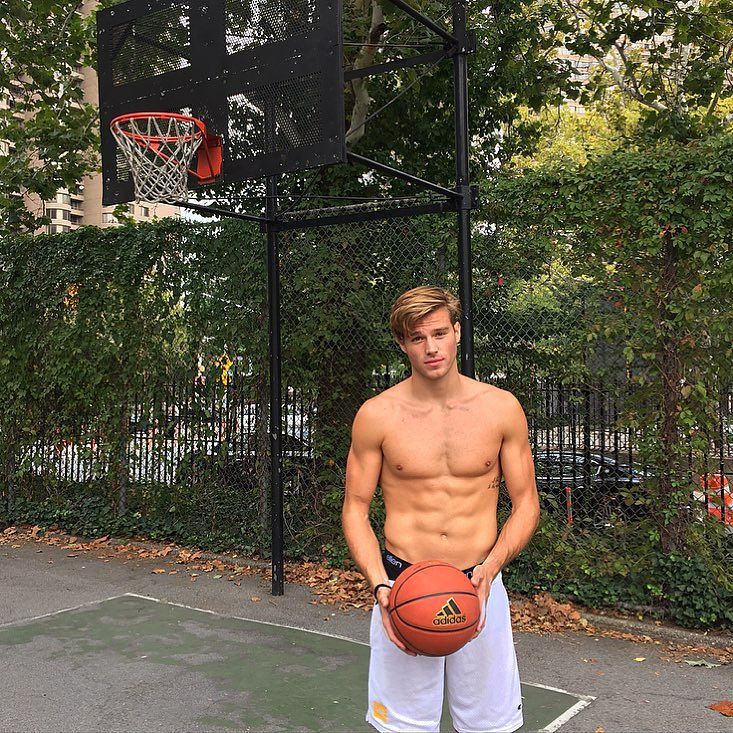 Matthew Noszka | Scrolller