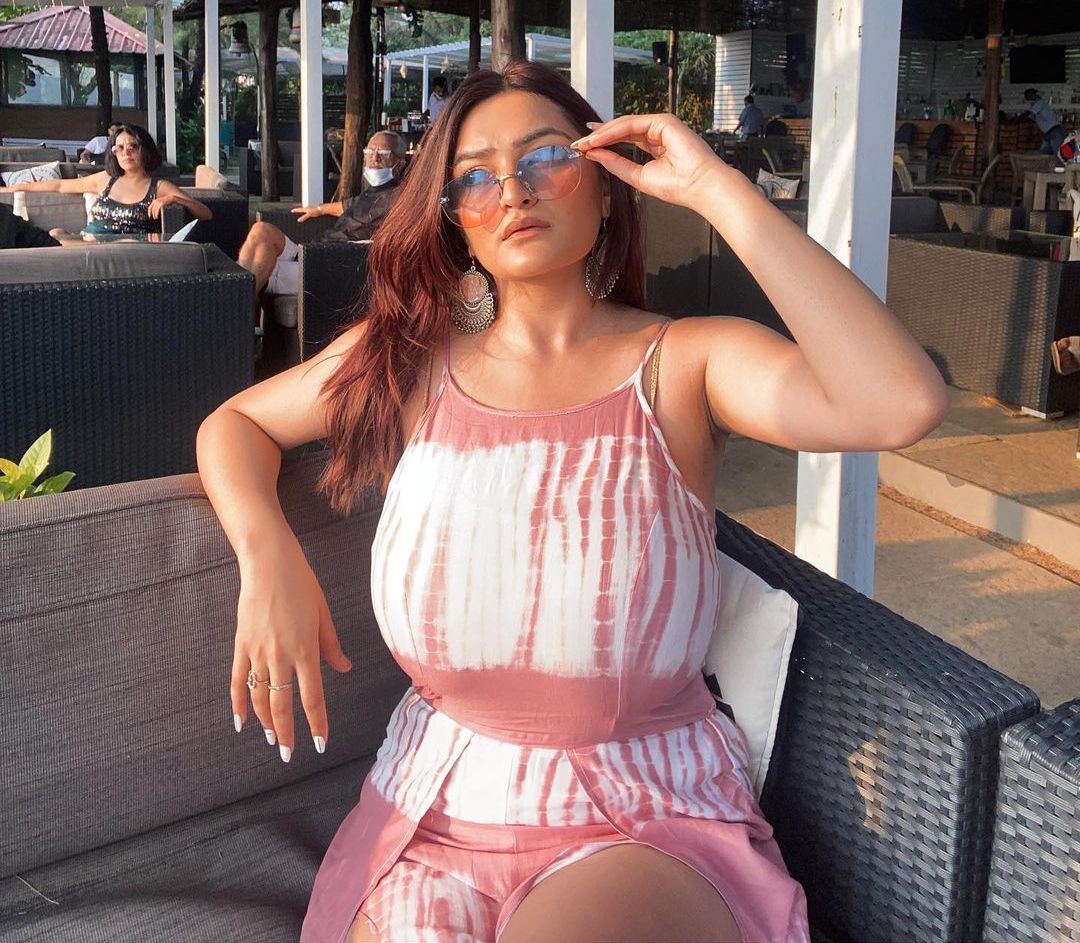 Meaty armpit of Sonali Malhotra | Scrolller