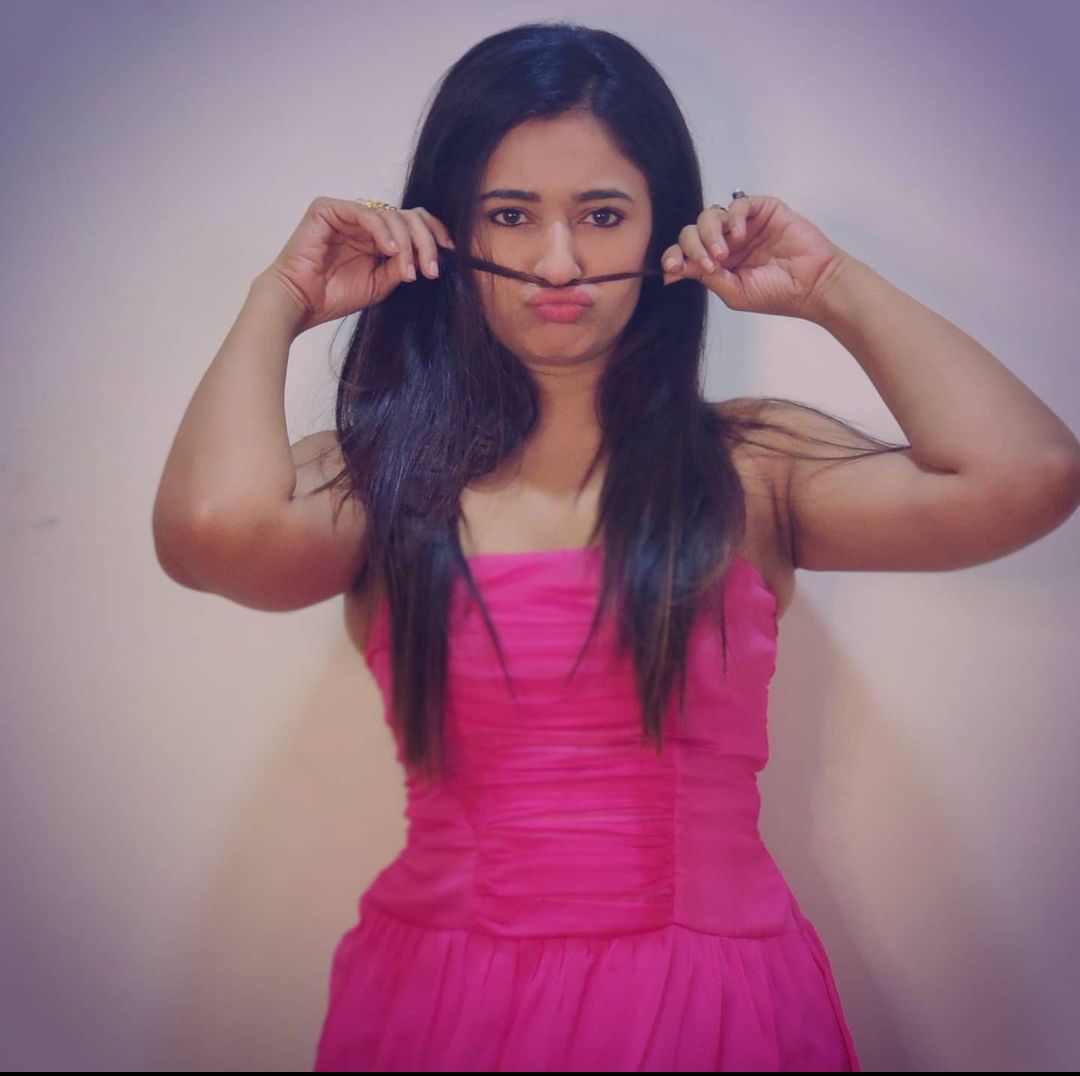 Meaty dark armpit of Poonam Bajwa | Scrolller