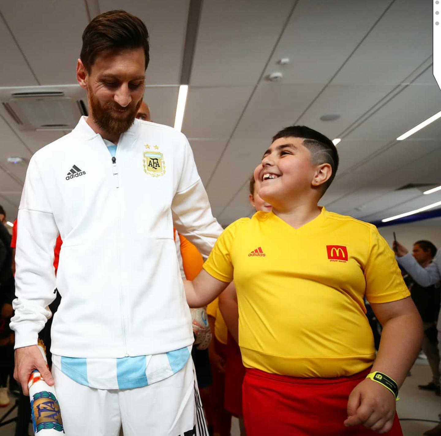 Meeting his hero | Scrolller