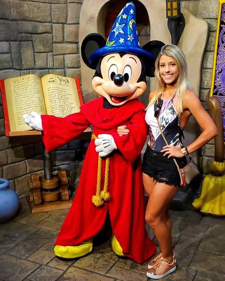 Meeting Mickey | Scrolller