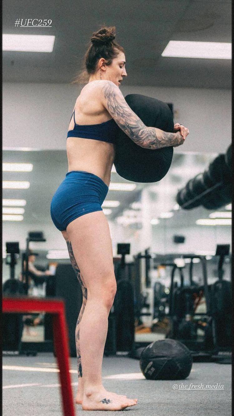 Megan Anderson | Scrolller