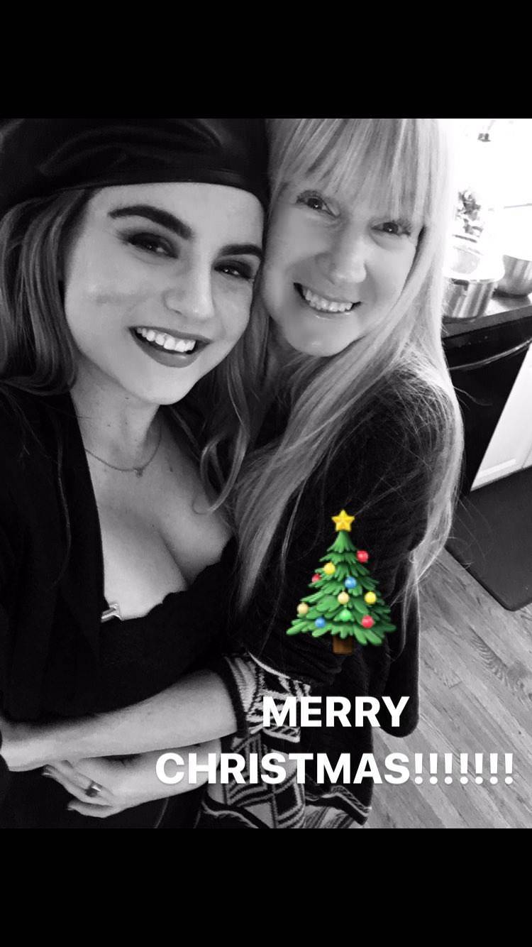 Merry Christmas bonus Cleavage | Scrolller