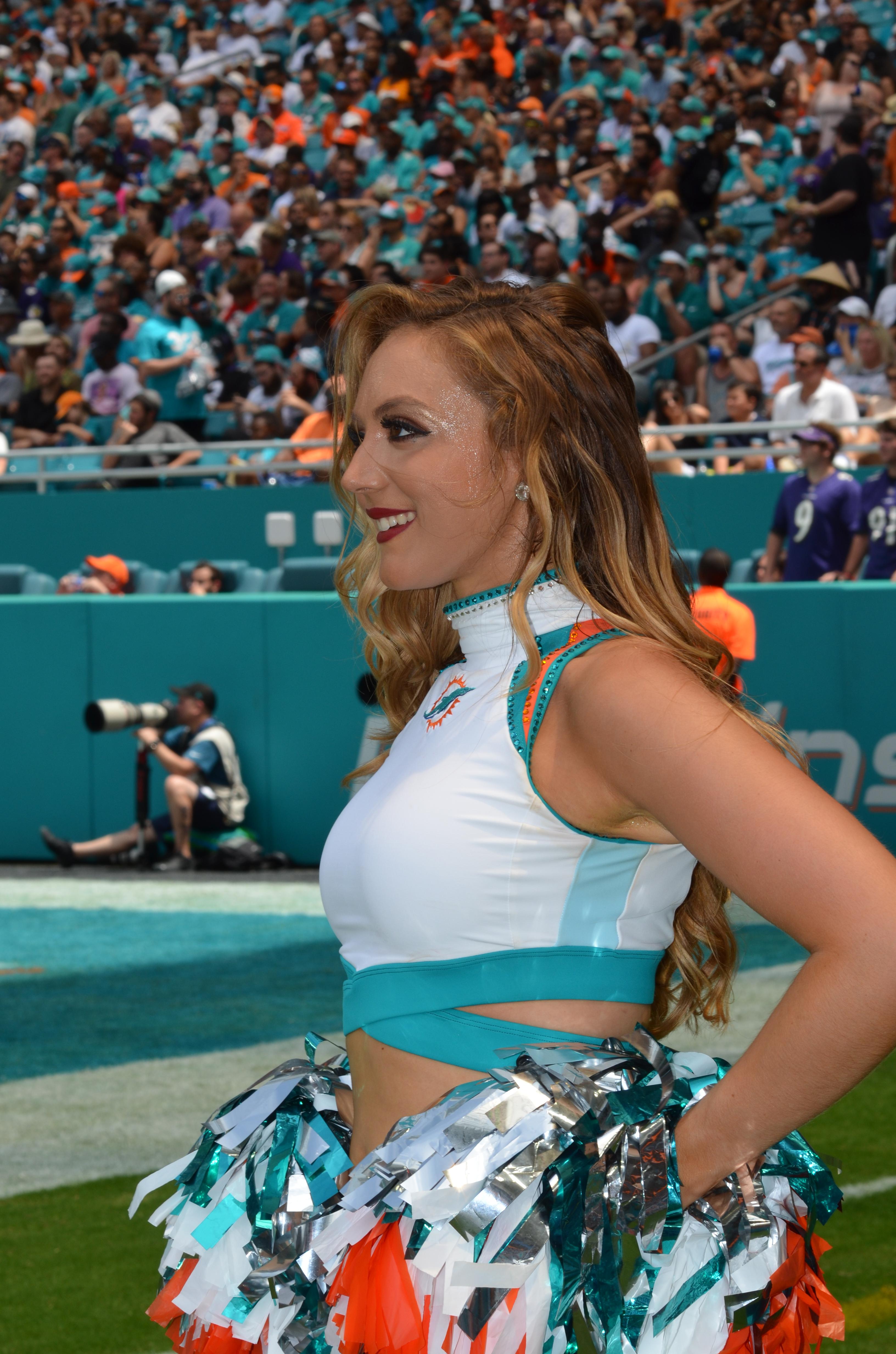 Miami Dolphins Cheerleader | Scrolller