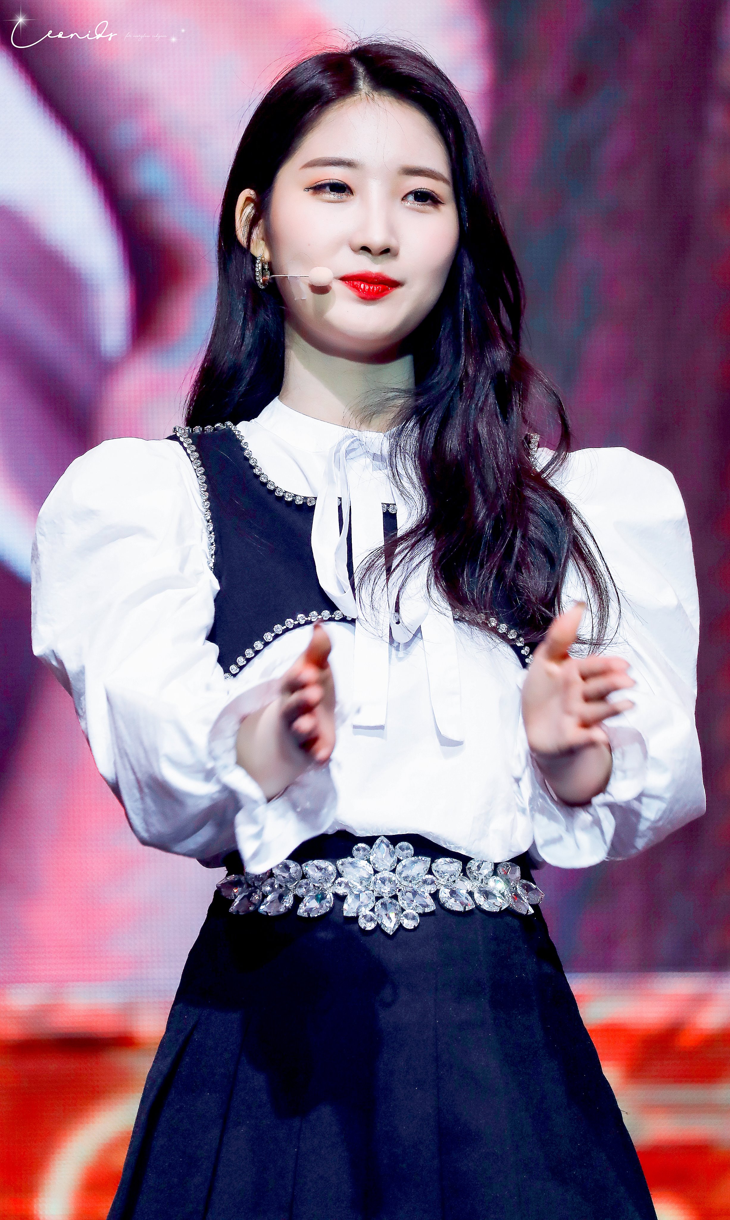 Mid-clap Sihyeon | Scrolller