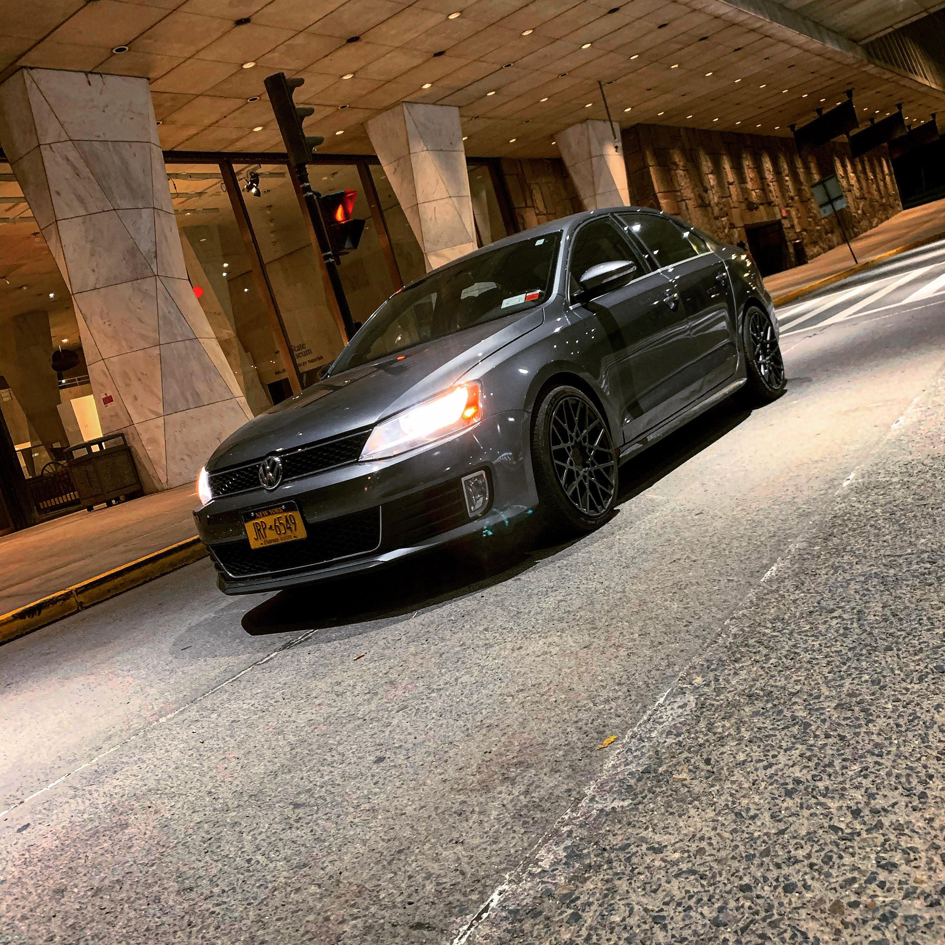 Midnight pictures outside the NY capital | Scrolller