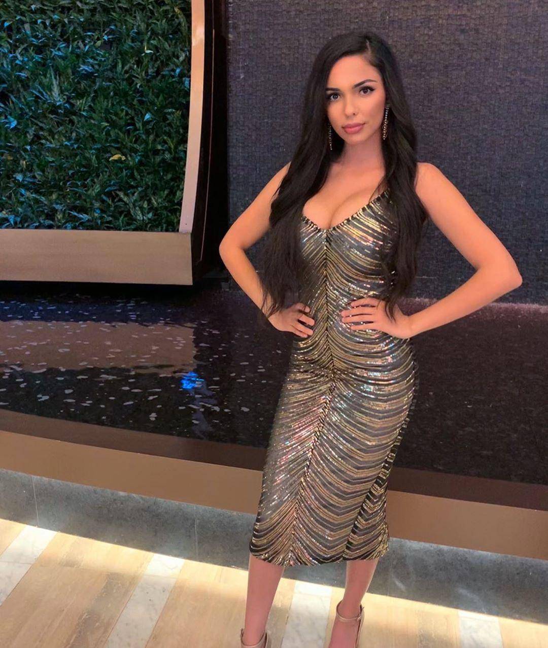 Mighty curves | Scrolller