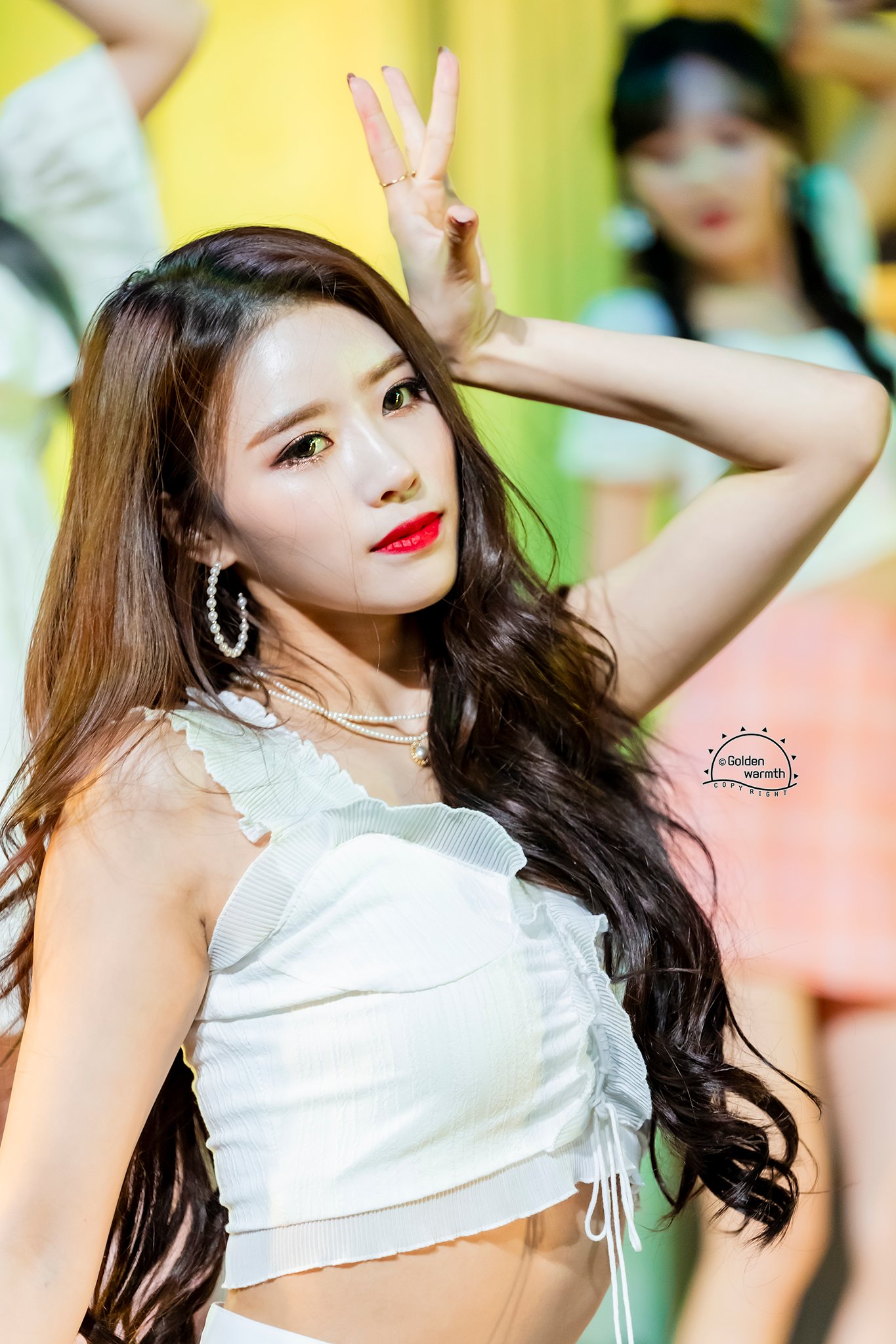 Mijoo pose | Scrolller
