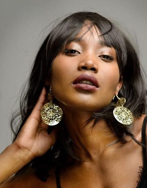 Mimi Desuka | Scrolller