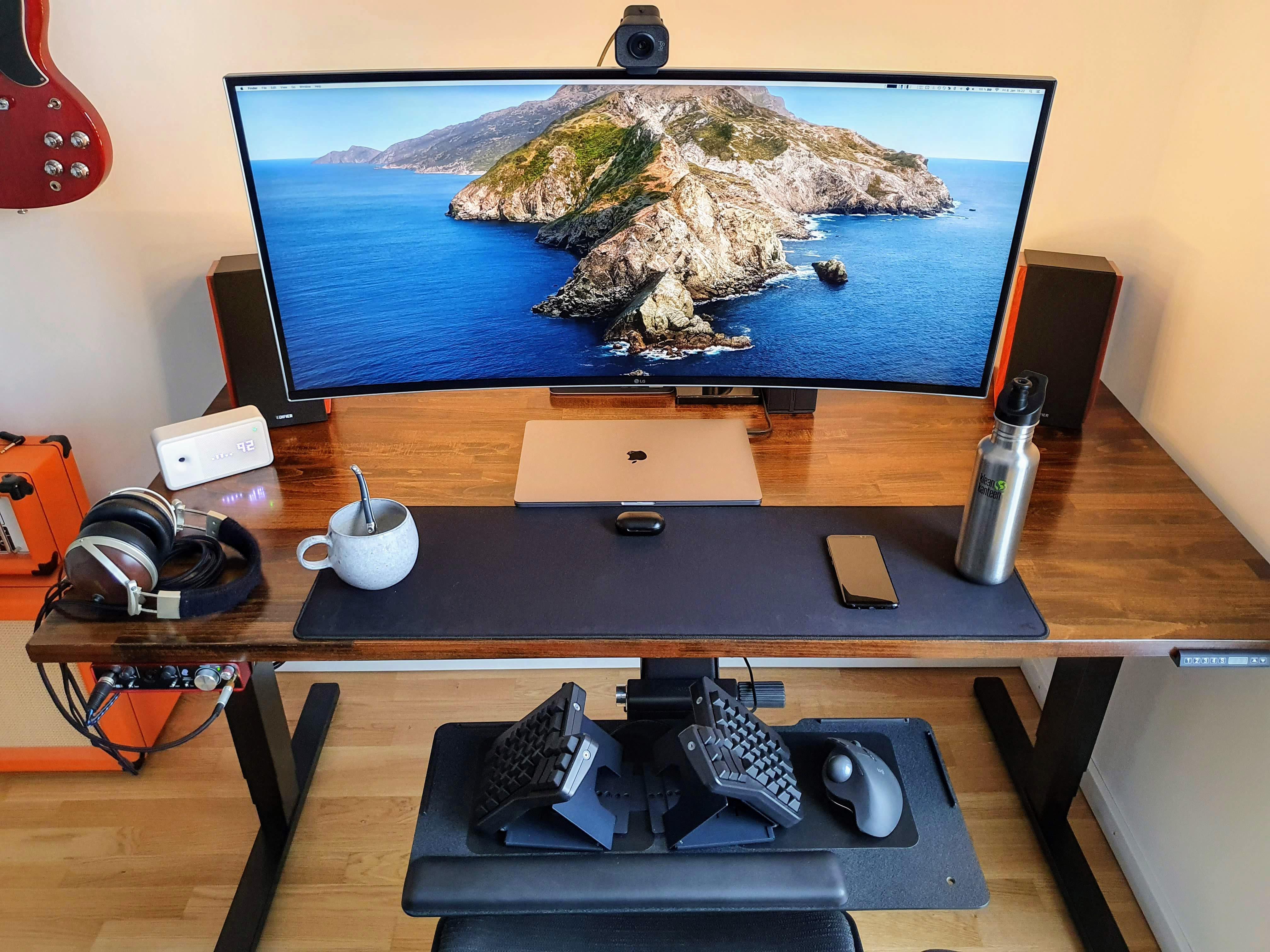 Minimalistic ergonomic setup with guitar! | Scrolller