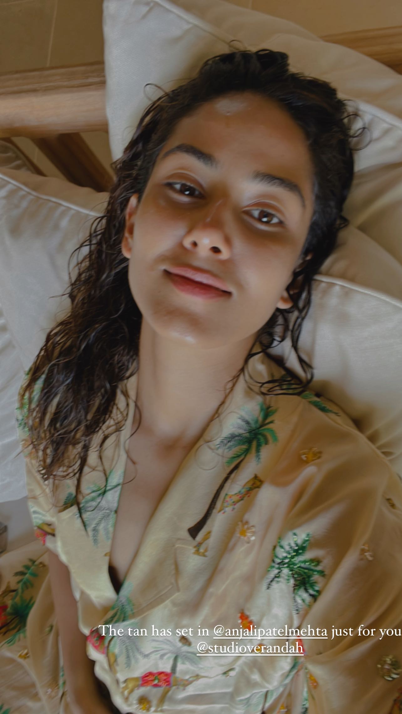 Mira kapoor... Can you guys see something?? | Scrolller