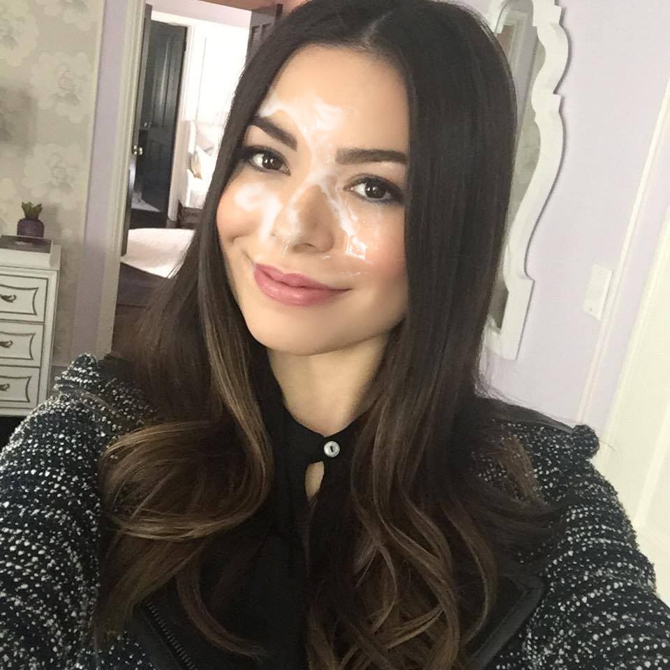 Miranda Cosgrove Scrolller