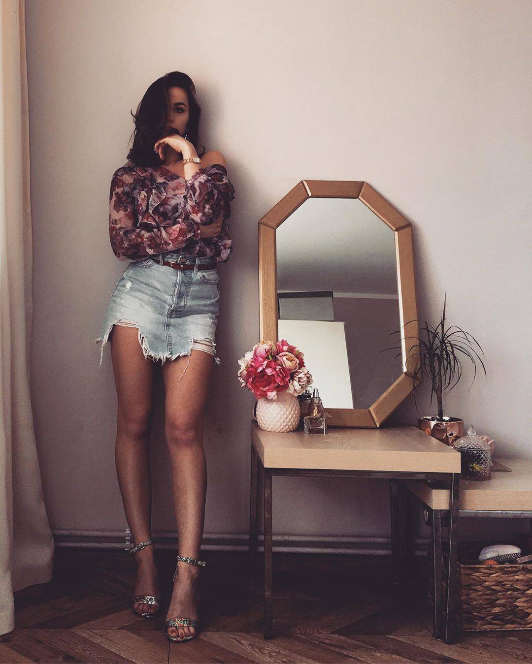 mirror mirror on the table | Scrolller