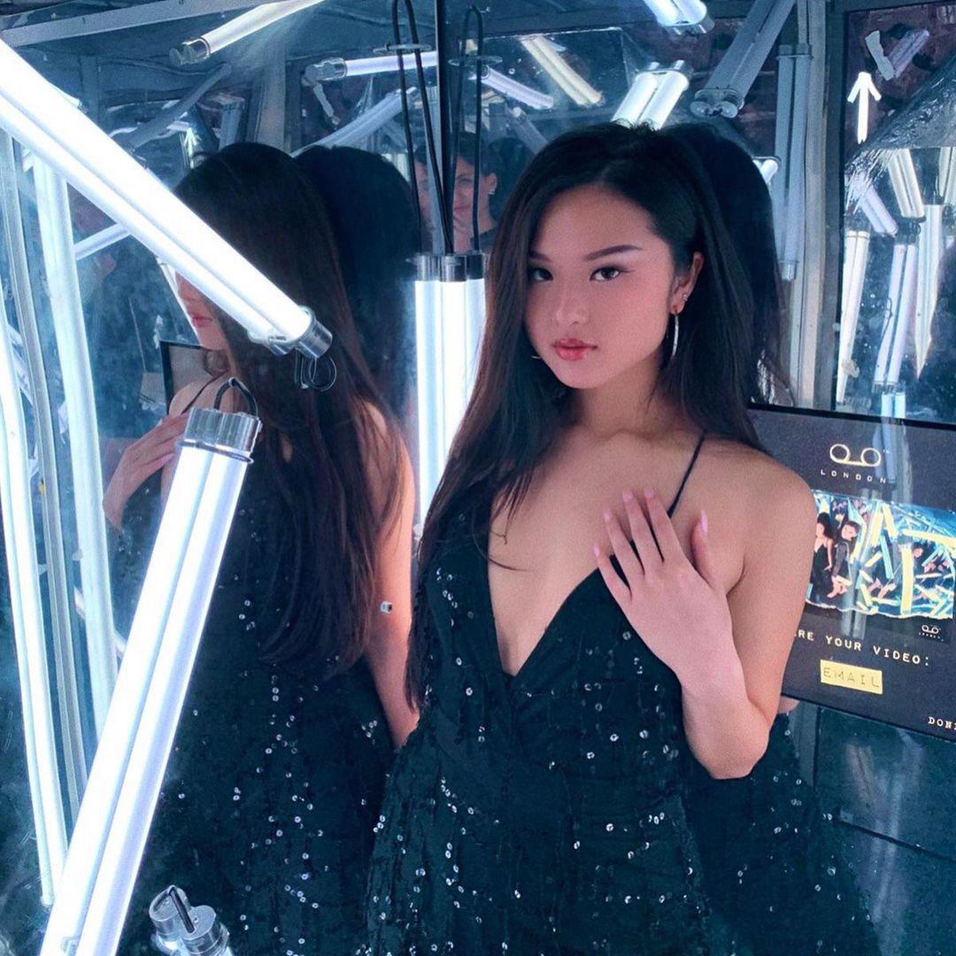 Mirror mirror on the wall | Scrolller