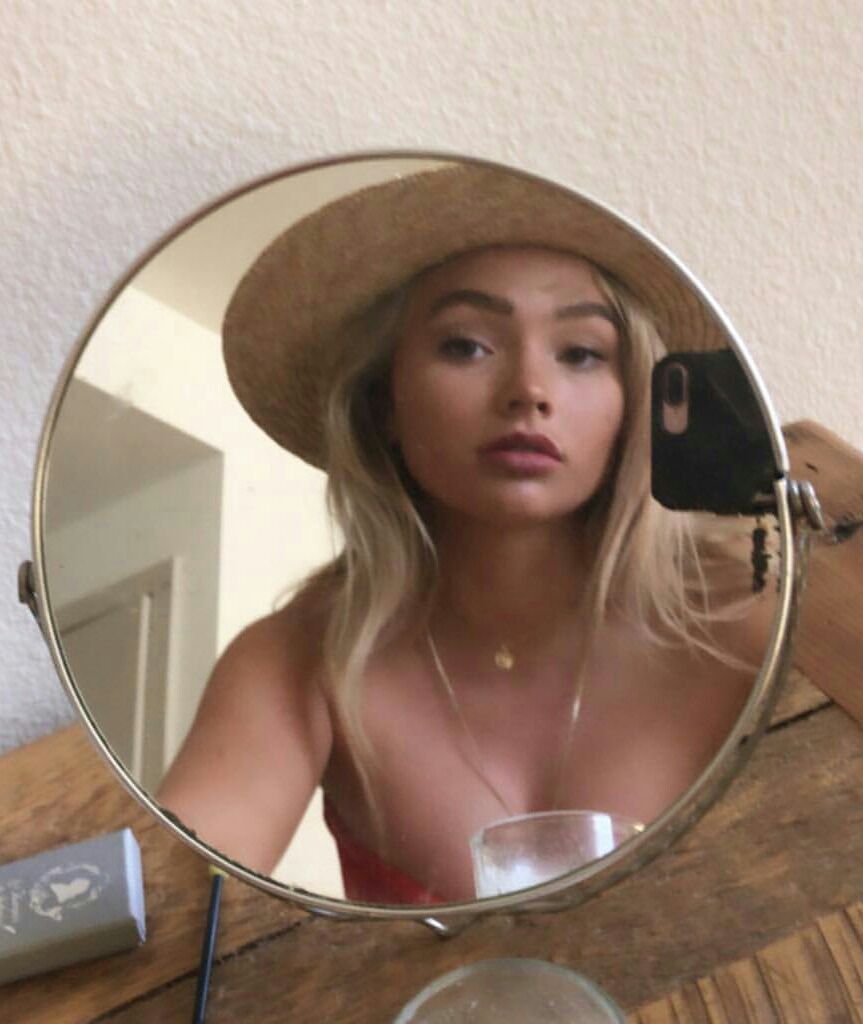 Mirror selfie | Scrolller