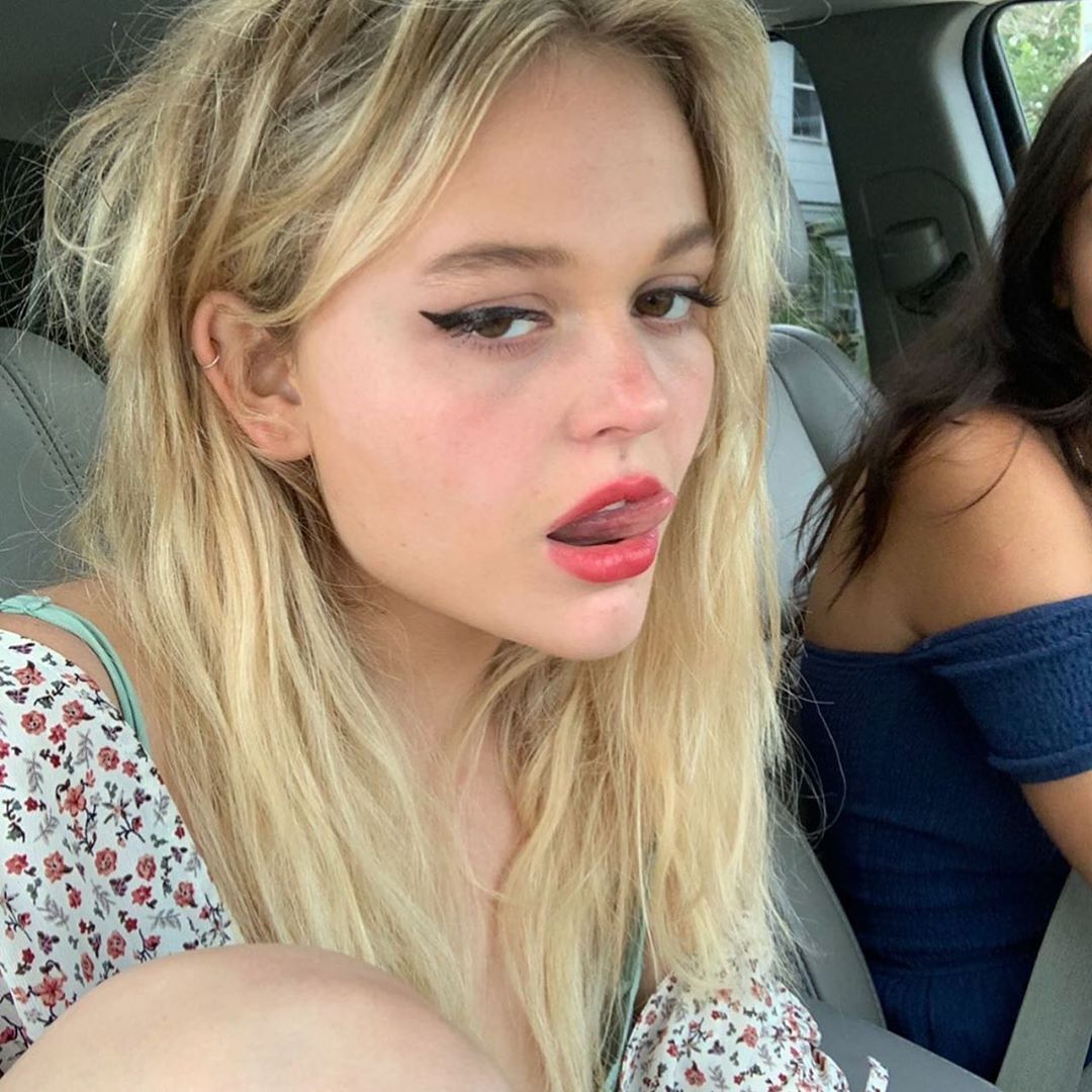 Mmmm.....tongue. | Scrolller