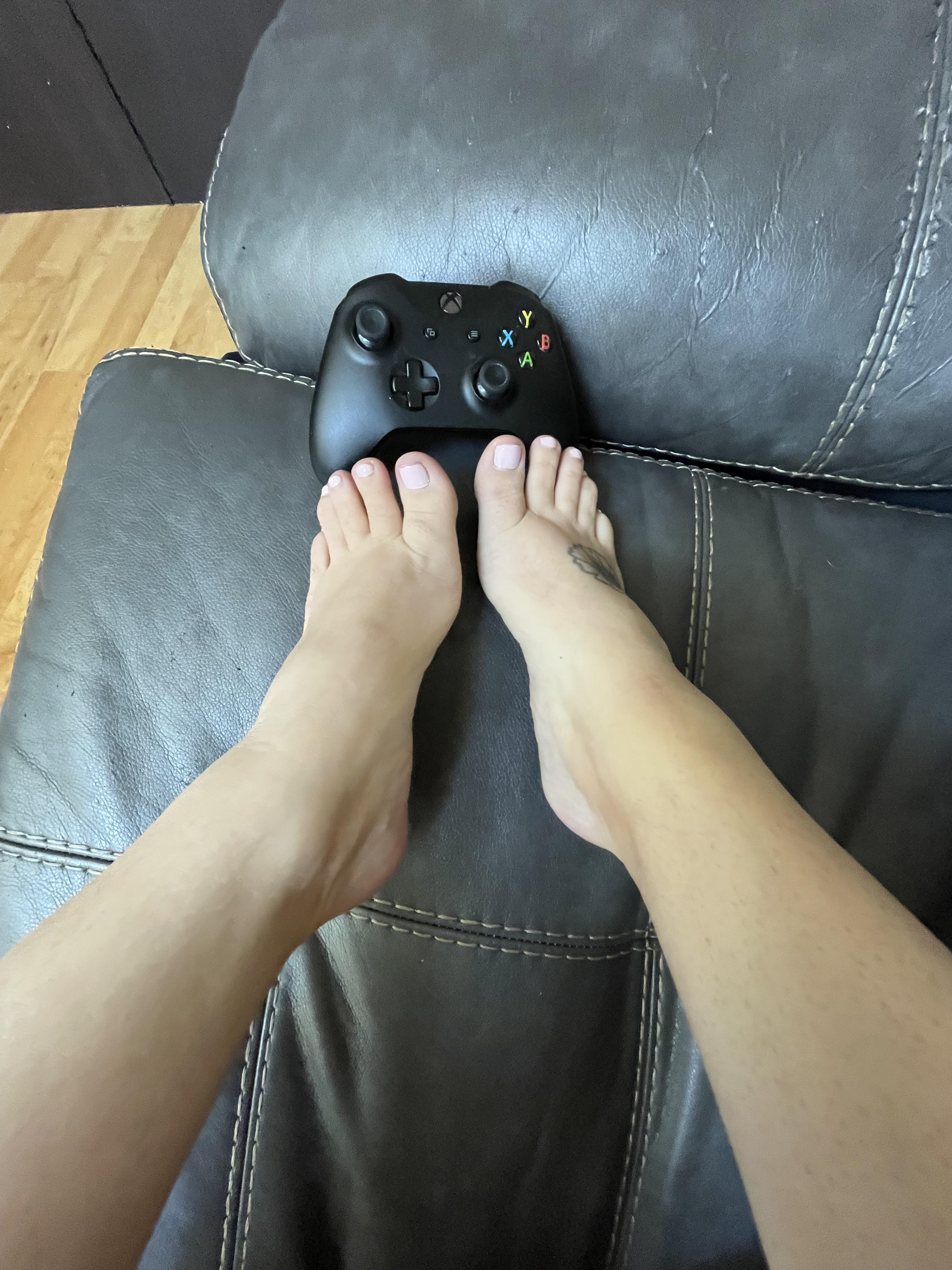Moar gaming feet | Scrolller