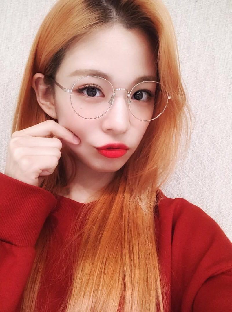 Mochi cheeks Chaeyoung | Scrolller