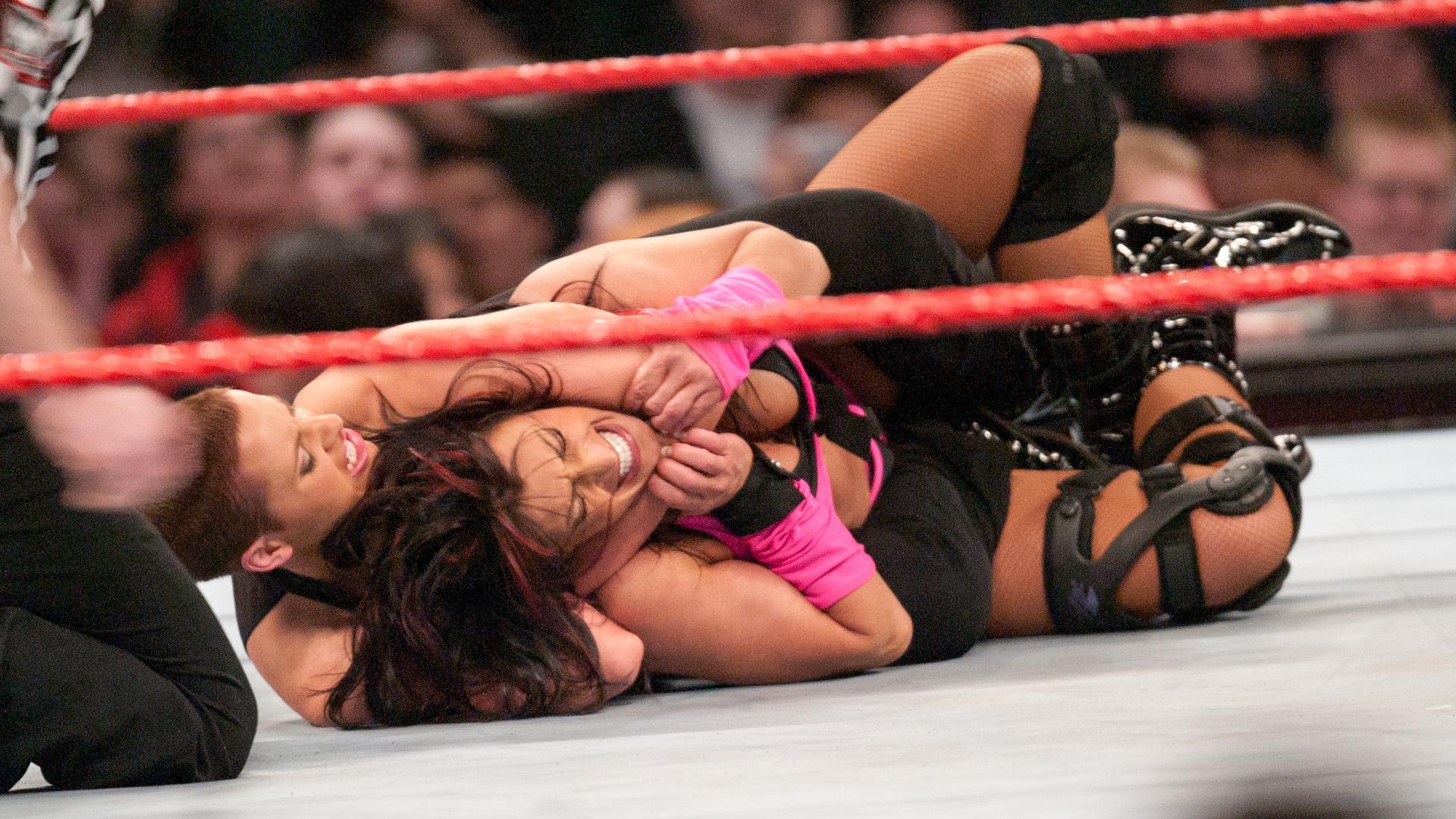 Molly choking out Victoria | Scrolller