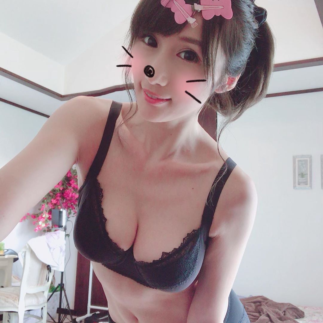 More kitty selfies | Scrolller