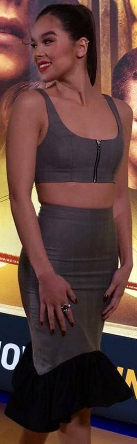 More of Hailee Steinfelds amazing body | Scrolller