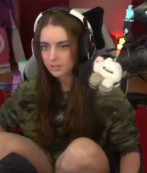 More of her legs on stream | Scrolller