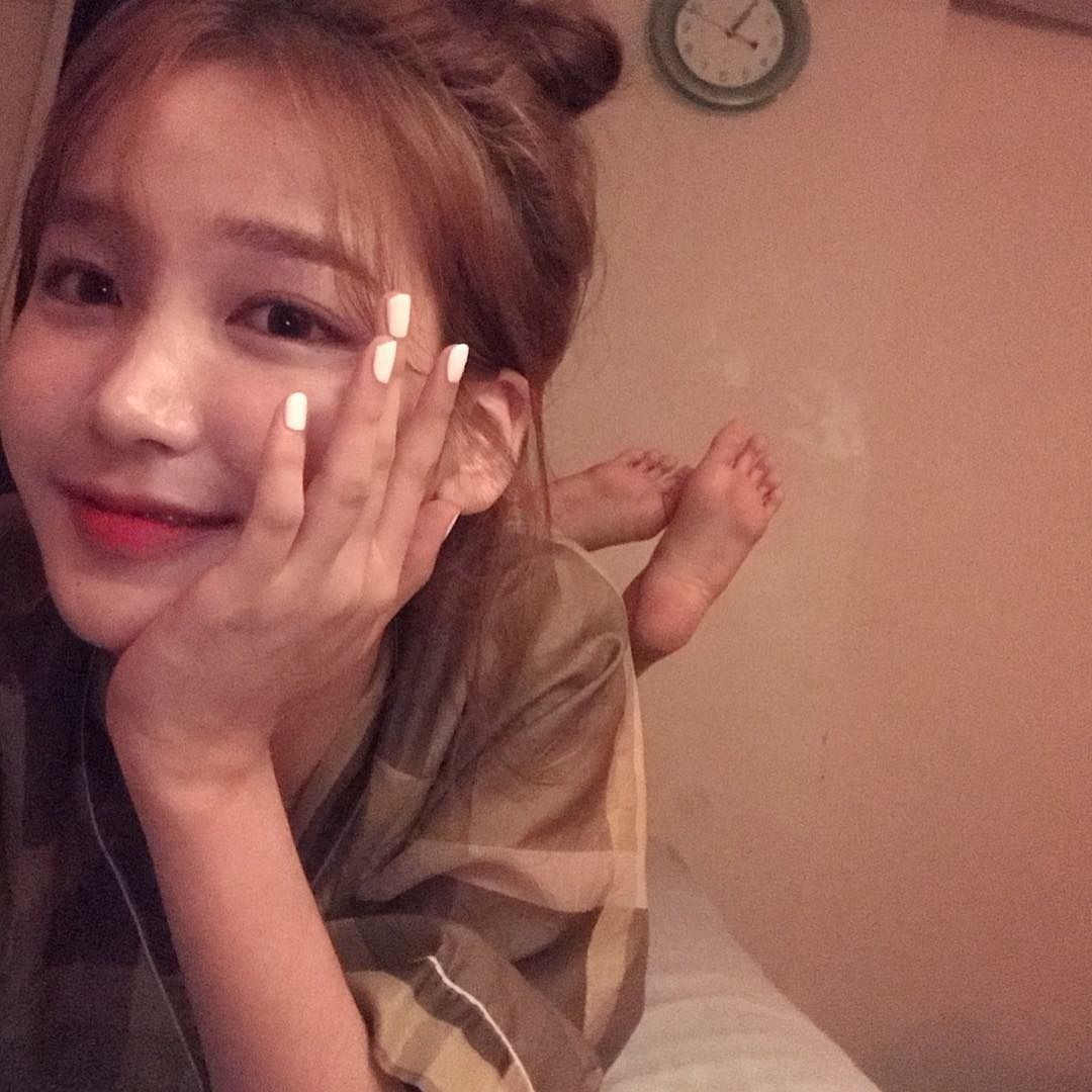 More selfies in the pose | Scrolller