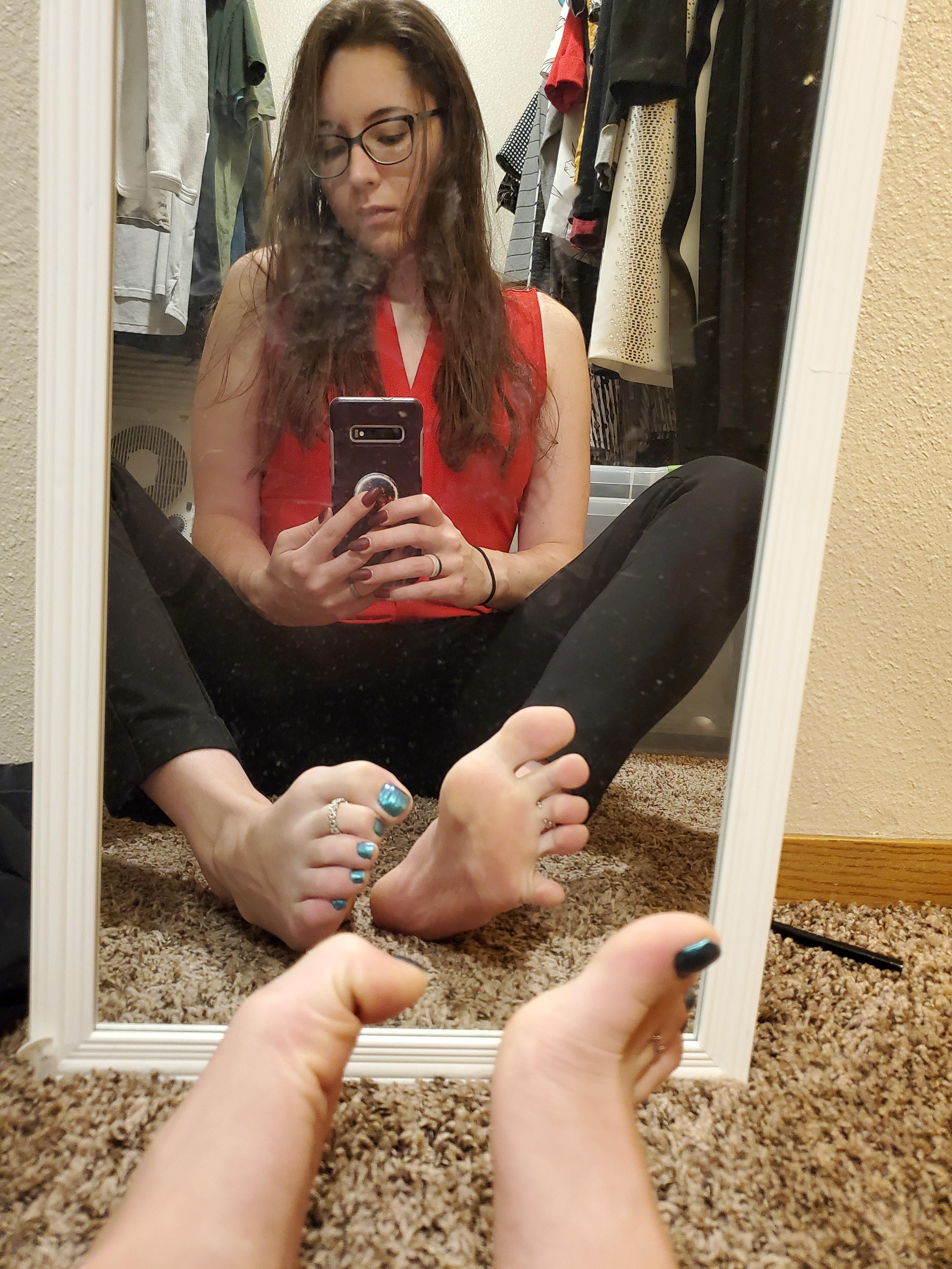 Morning Mirror Feet Scrolller