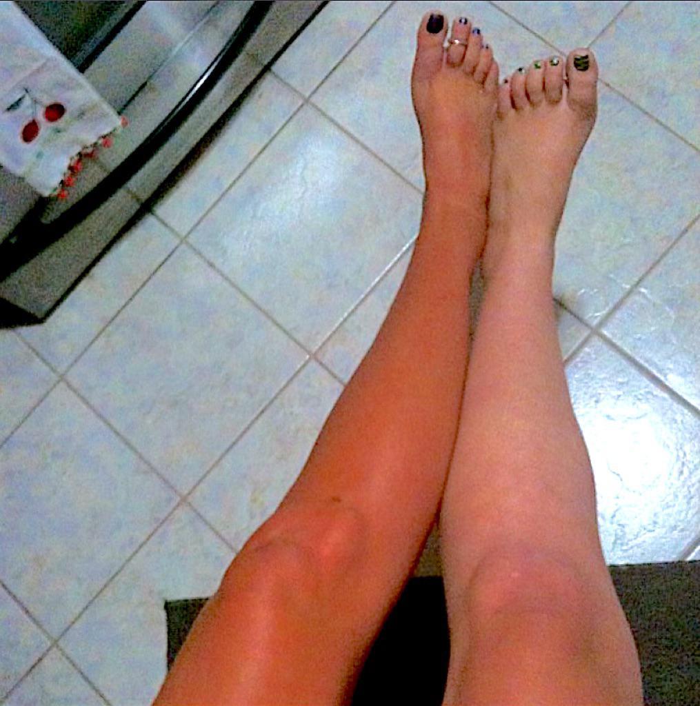 Mother And Daughter Feet Scrolller