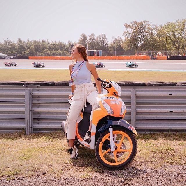 Motor babe | Scrolller