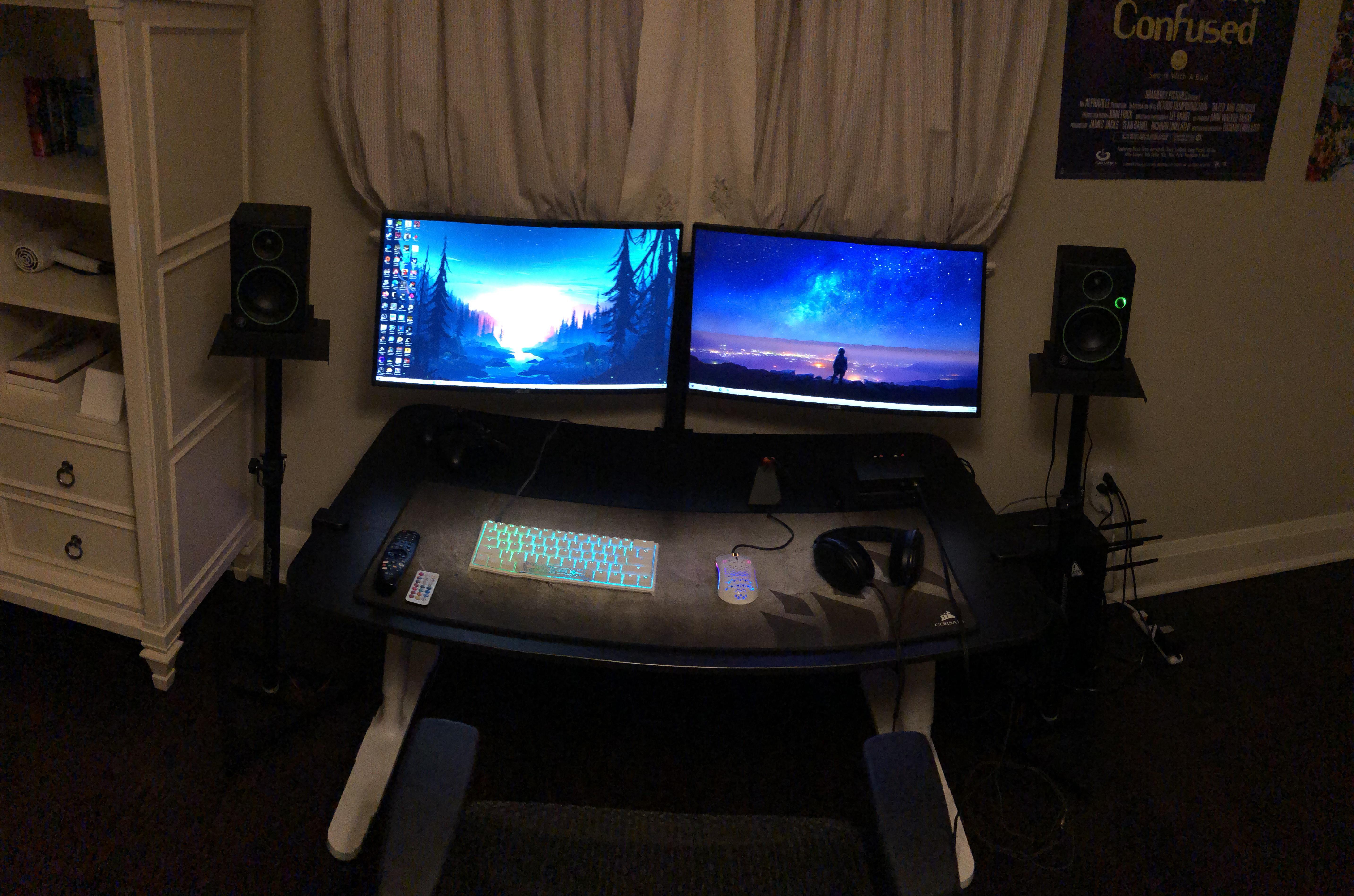 My bedroom setup | Scrolller