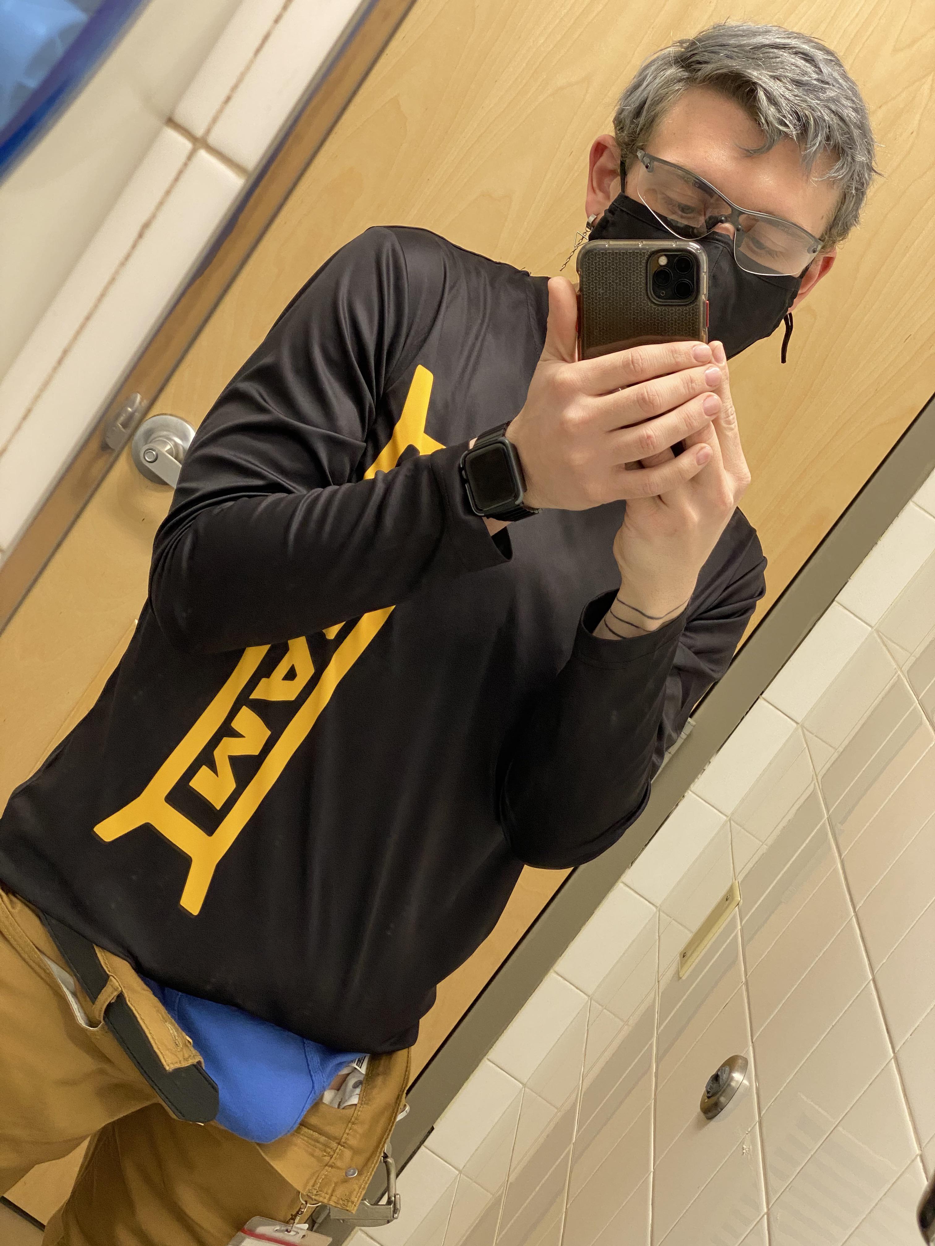 My bulge while working night shift | Scrolller