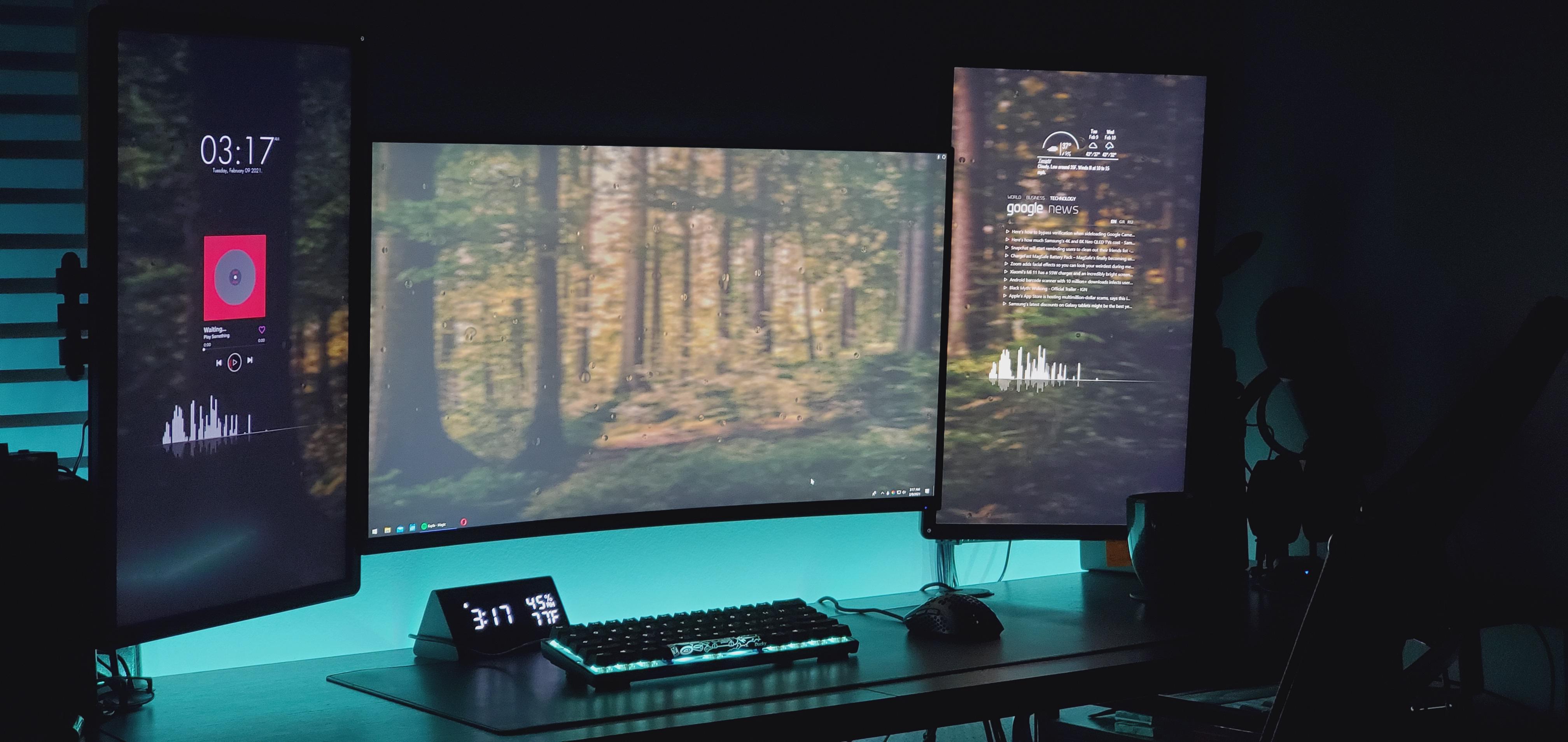 My college workstation | Scrolller