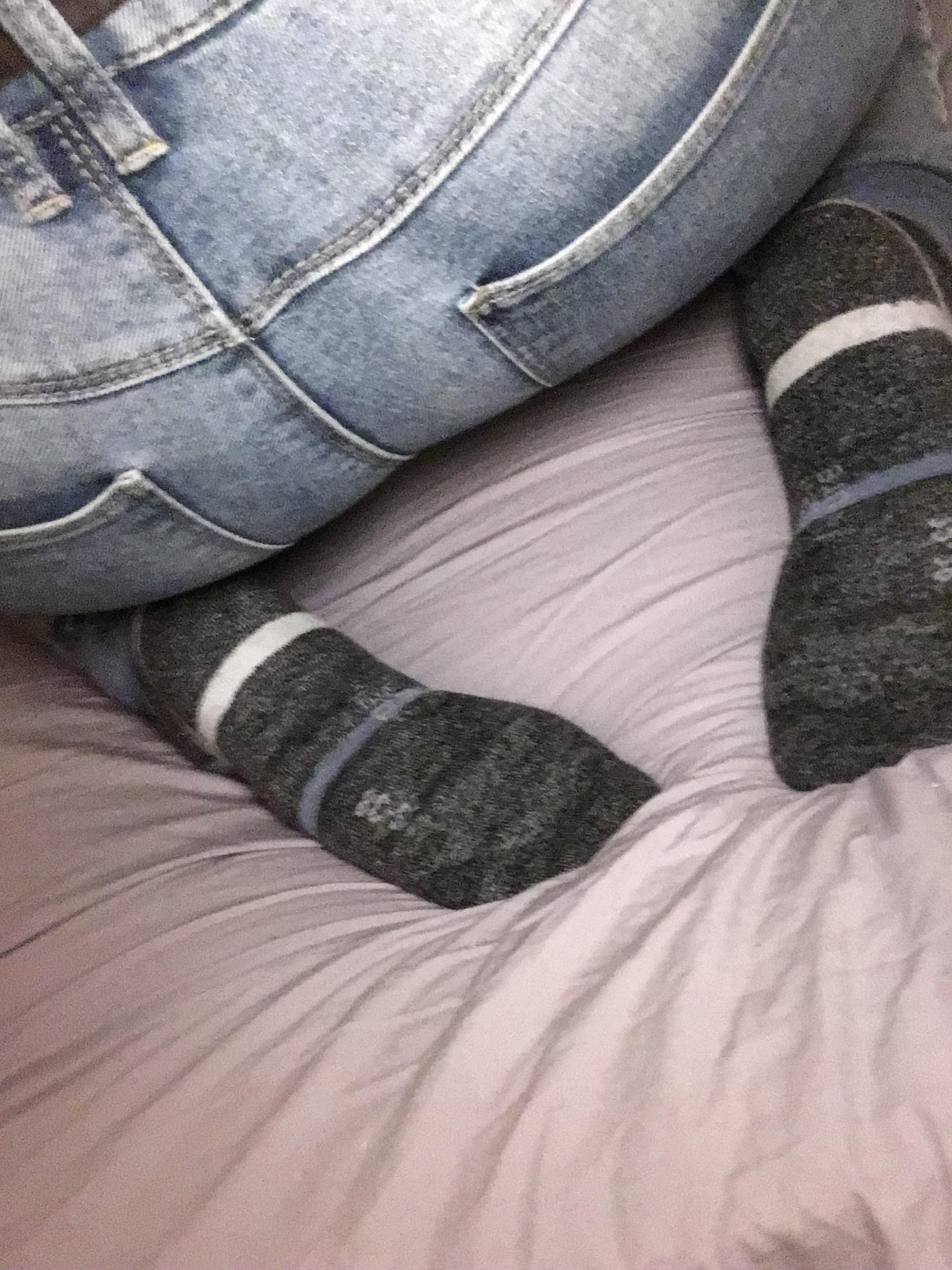 My feet look so tiny compared to my butt | Scrolller