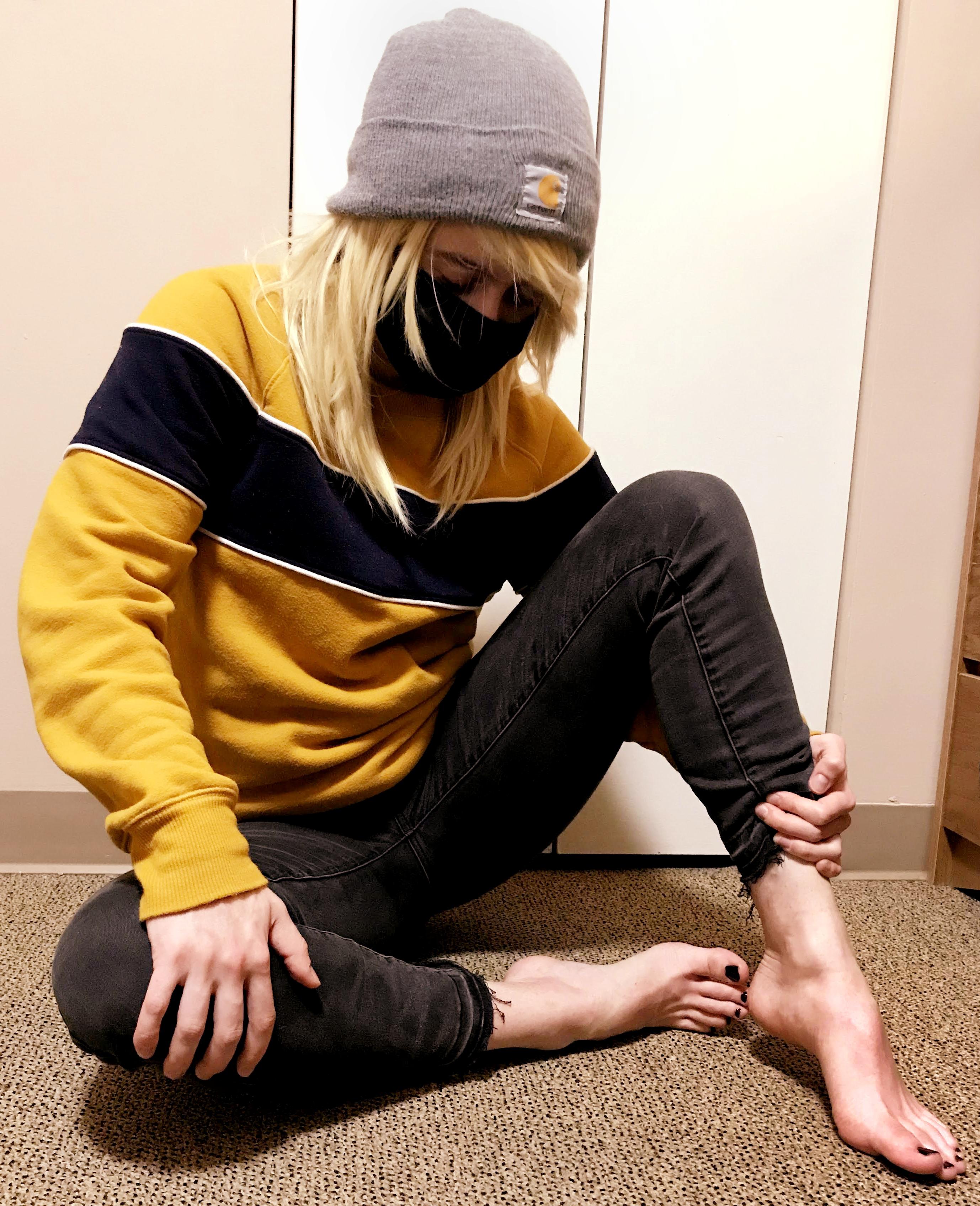 My first time doing full-body photos feet-uring my face, what do you think? 😳 | Scrolller