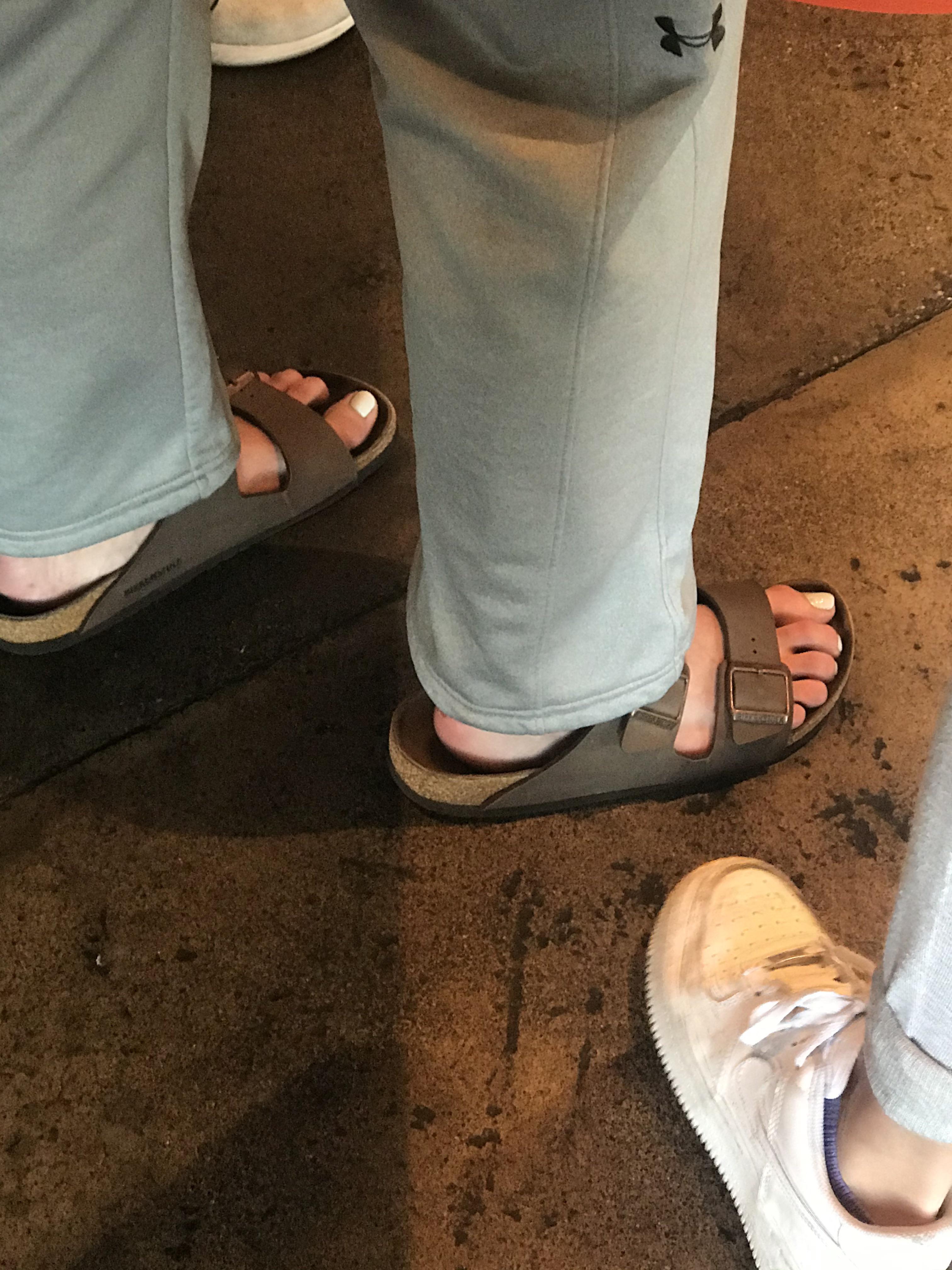 My gf feet on waiting line | Scrolller