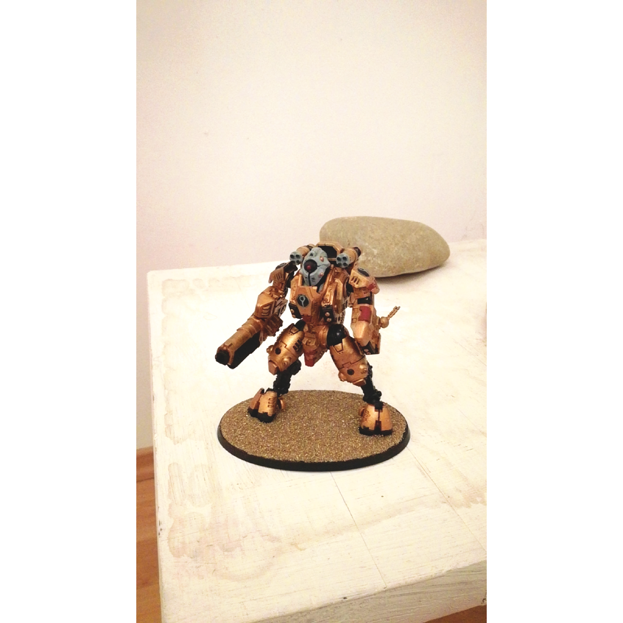 My golden XV95 Ghostkeel Battlesuit (second painted miniature ever) | Scrolller