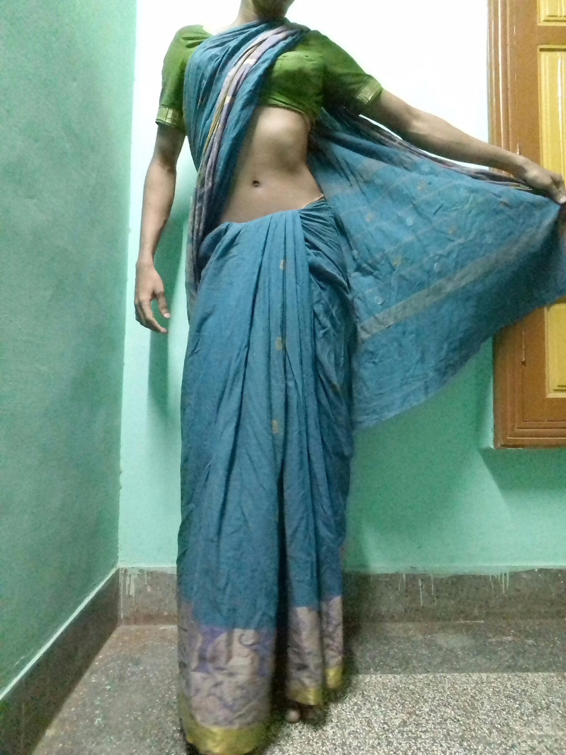 My Navel show in saree | Scrolller