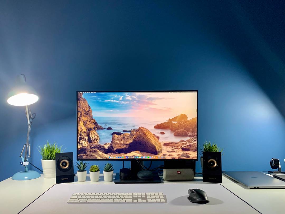 My one-cable MacBook Pro-based productivity setup | Scrolller