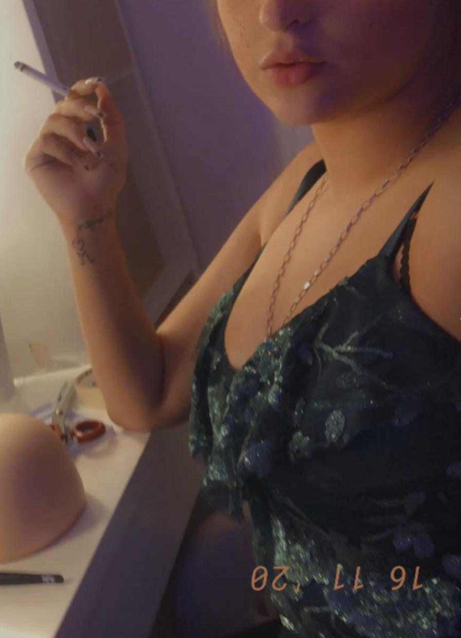 My smoking Goddess 🚬 | Scrolller