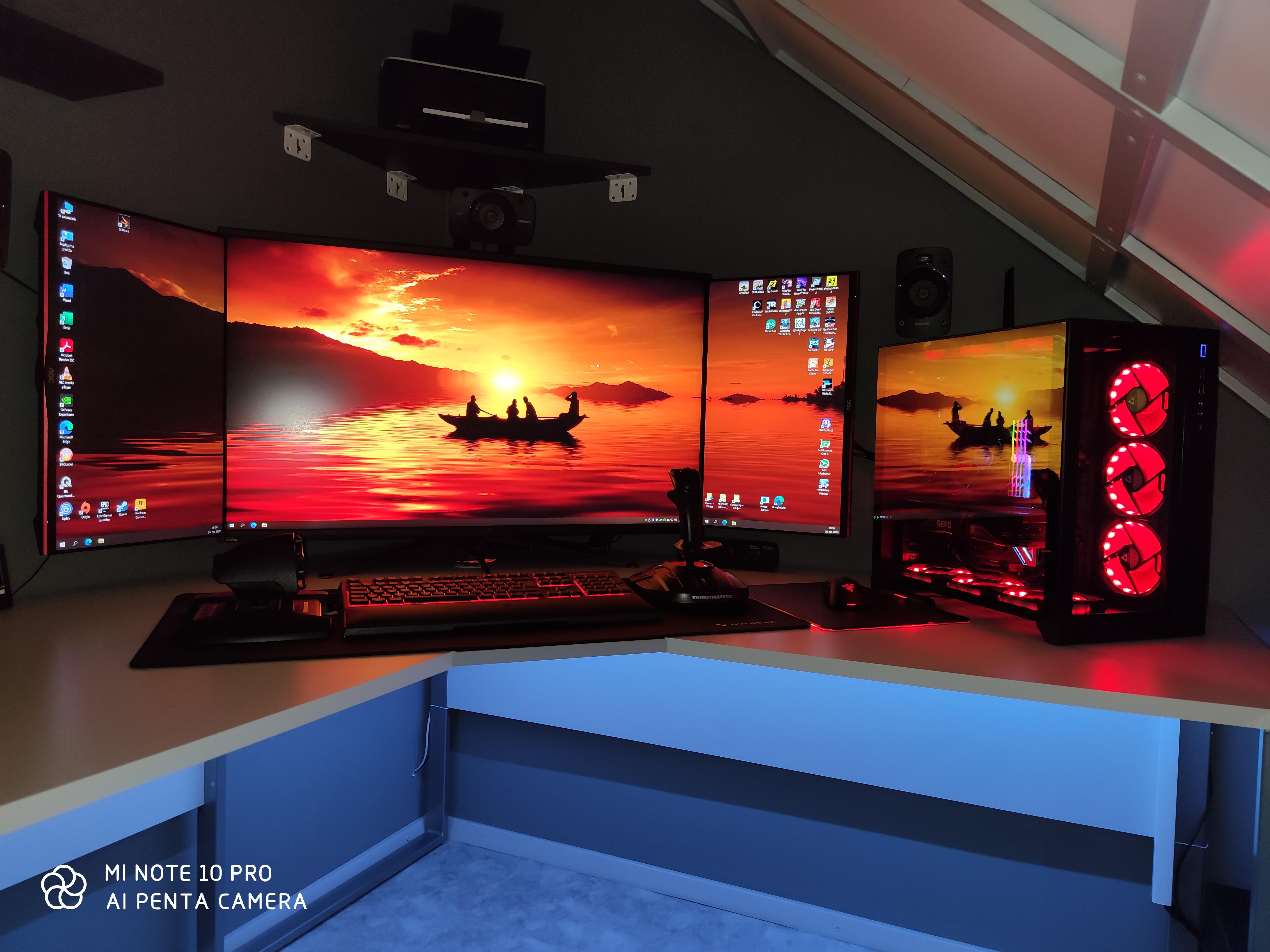 My triple monitors setup | Scrolller